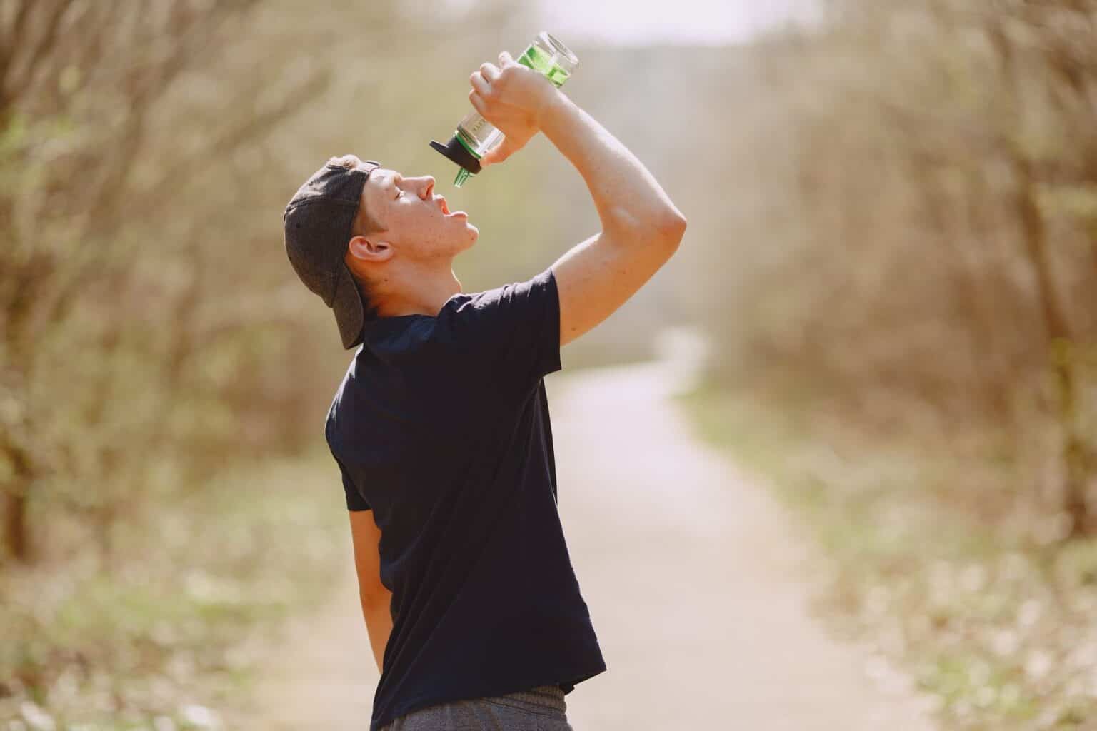 How to Pick a Water Bottle That Works for Your Running Style | Gearfuse